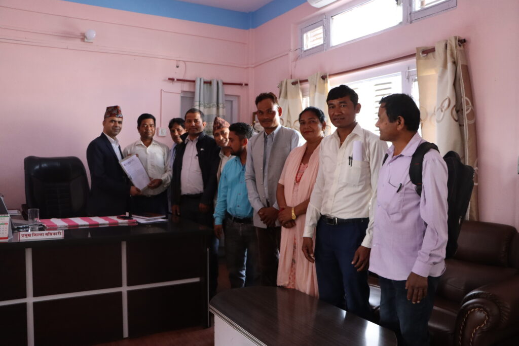 रासायनिक मलमा अनुदान घटाएको विरोधमा किसानहरु - Krishnasar Online