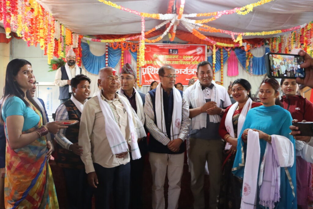 बर्दियामा पूर्व सांसद सहित ६५ जना एमालेमा प्रवेश - Krishnasar Online