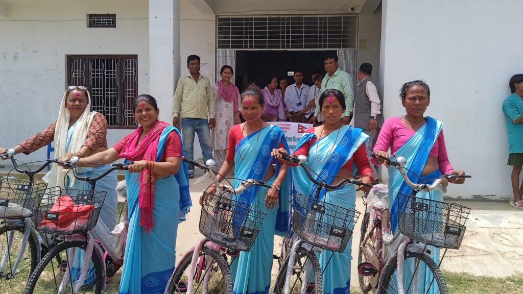 स्वयंसेविकालाई साइकल सहयोग - Krishnasar Online
