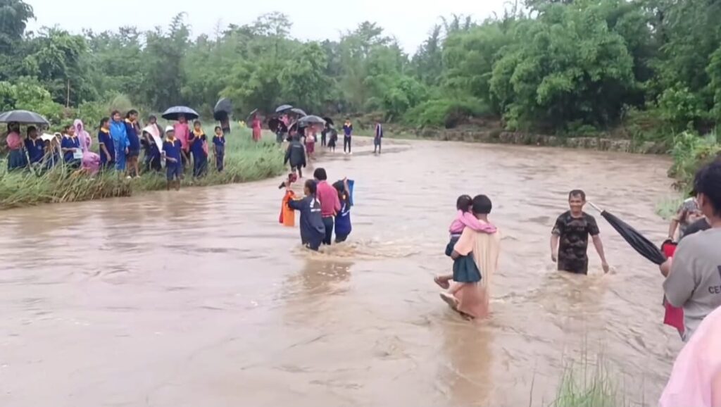 नदीमा पुल नहुदाँ, ज्यान जोखिममा राखेर नदी तर्नुपर्ने बाध्यता ...