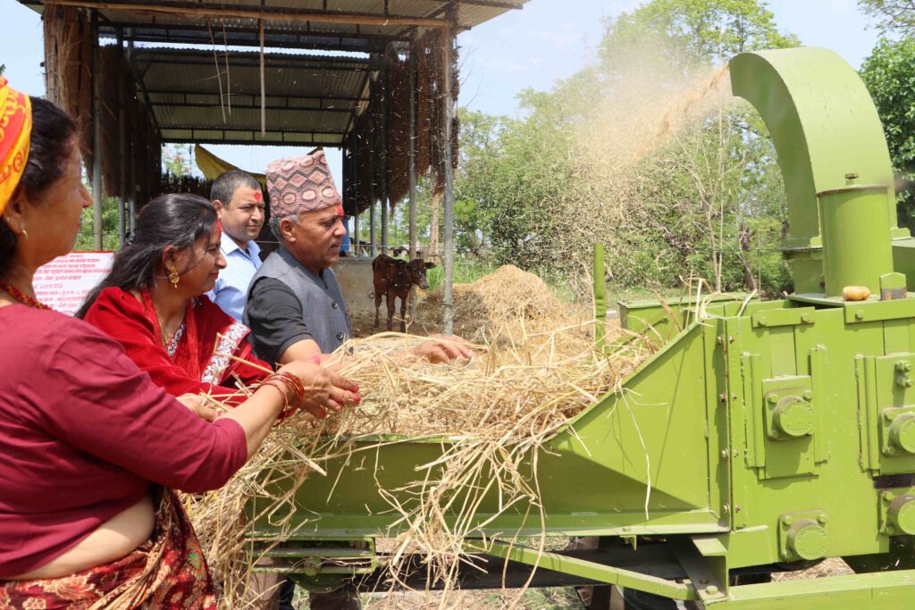 ट्याक्टरबाट चल्ने च्यापकटर सहयोग - Krishnasar Online