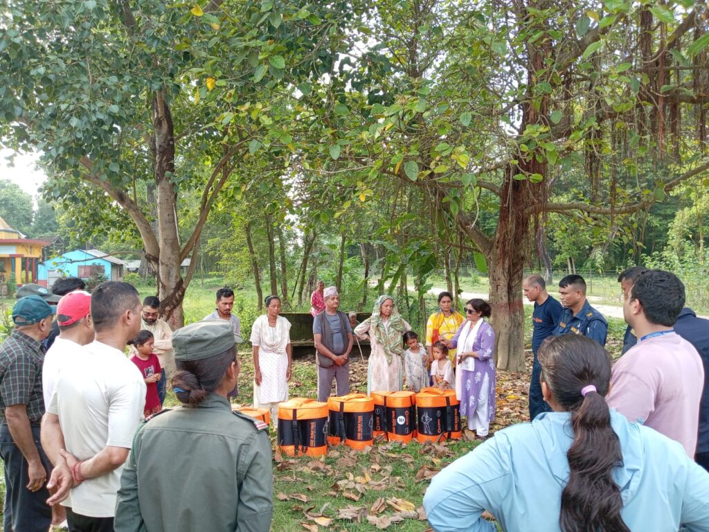 बाढी प्रभावित परिवारलाई राहत वितरण - Krishnasar Online