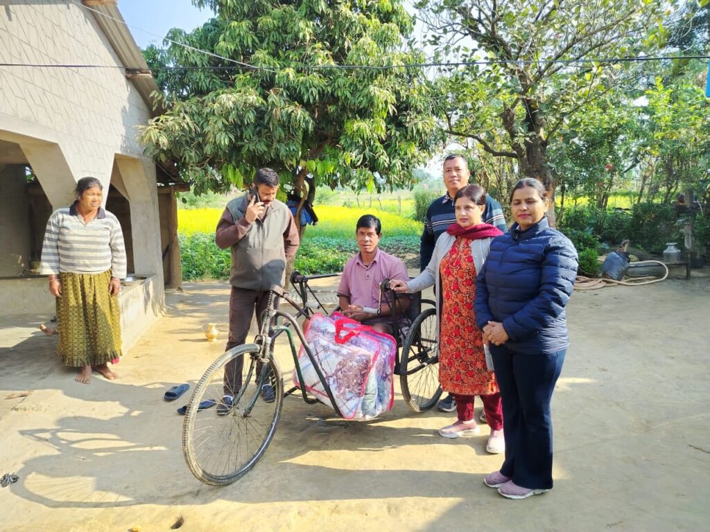 अपाङ्गता भएका विपन्न परिवारका व्यक्तिलाई न्यानो कम्बल - Krishnasar Online